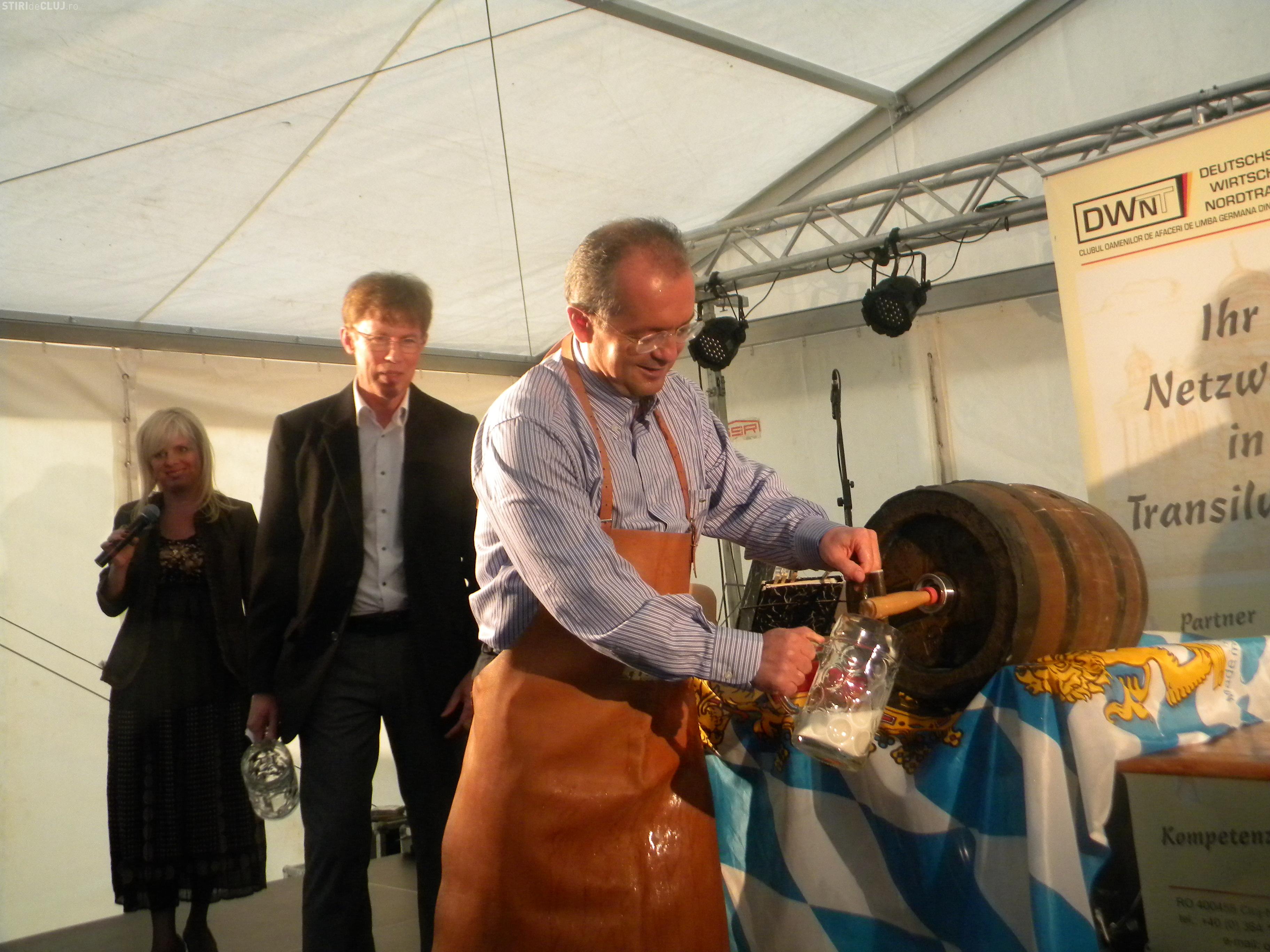 Emil Boc a dat cep unui butoi cu bere germană în Piața Unirii - IMAGINI ...