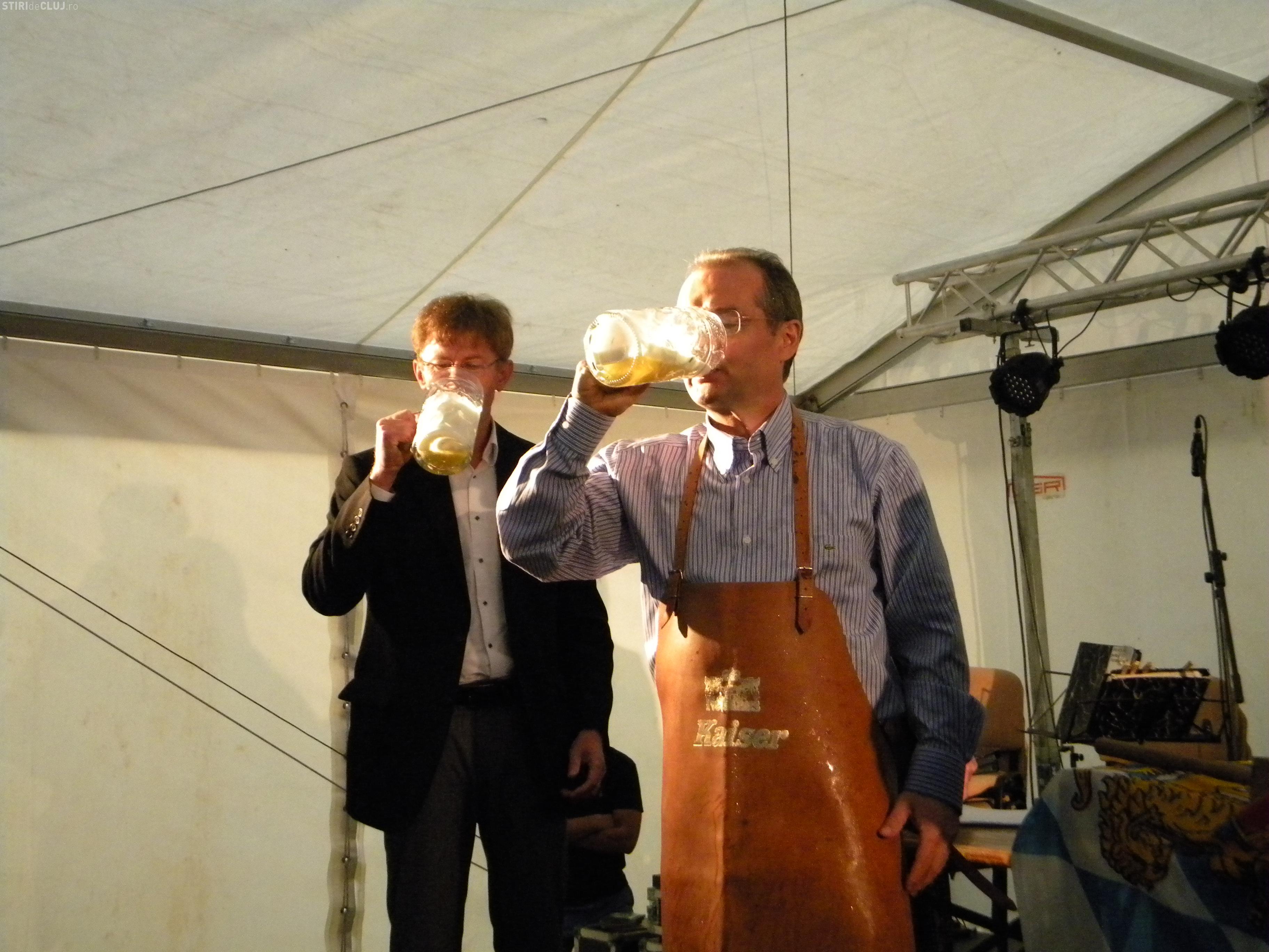 Emil Boc a dat cep unui butoi cu bere germană în Piața Unirii - IMAGINI ...