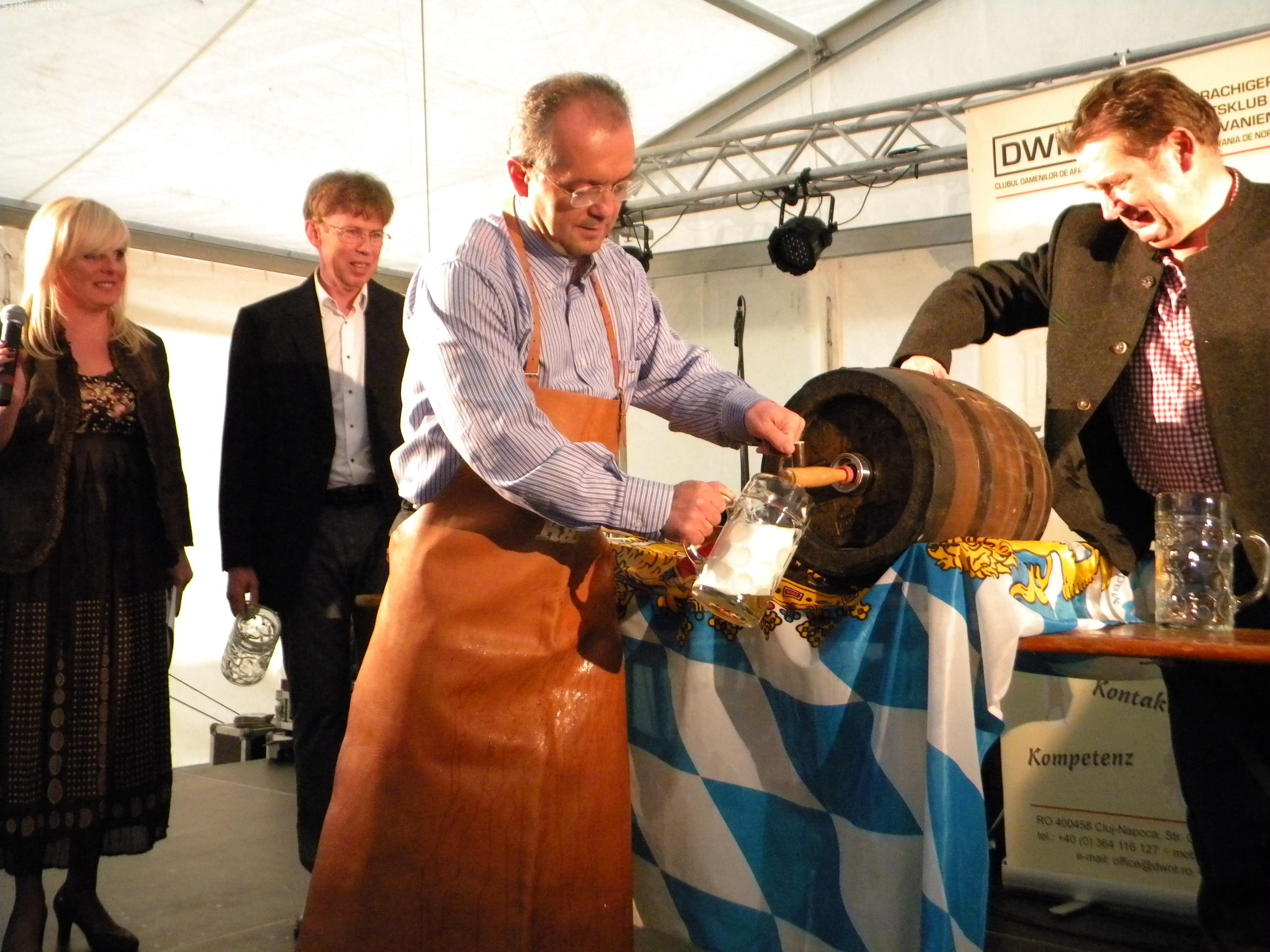 Emil Boc a dat cep unui butoi cu bere germană în Piața Unirii - IMAGINI ...