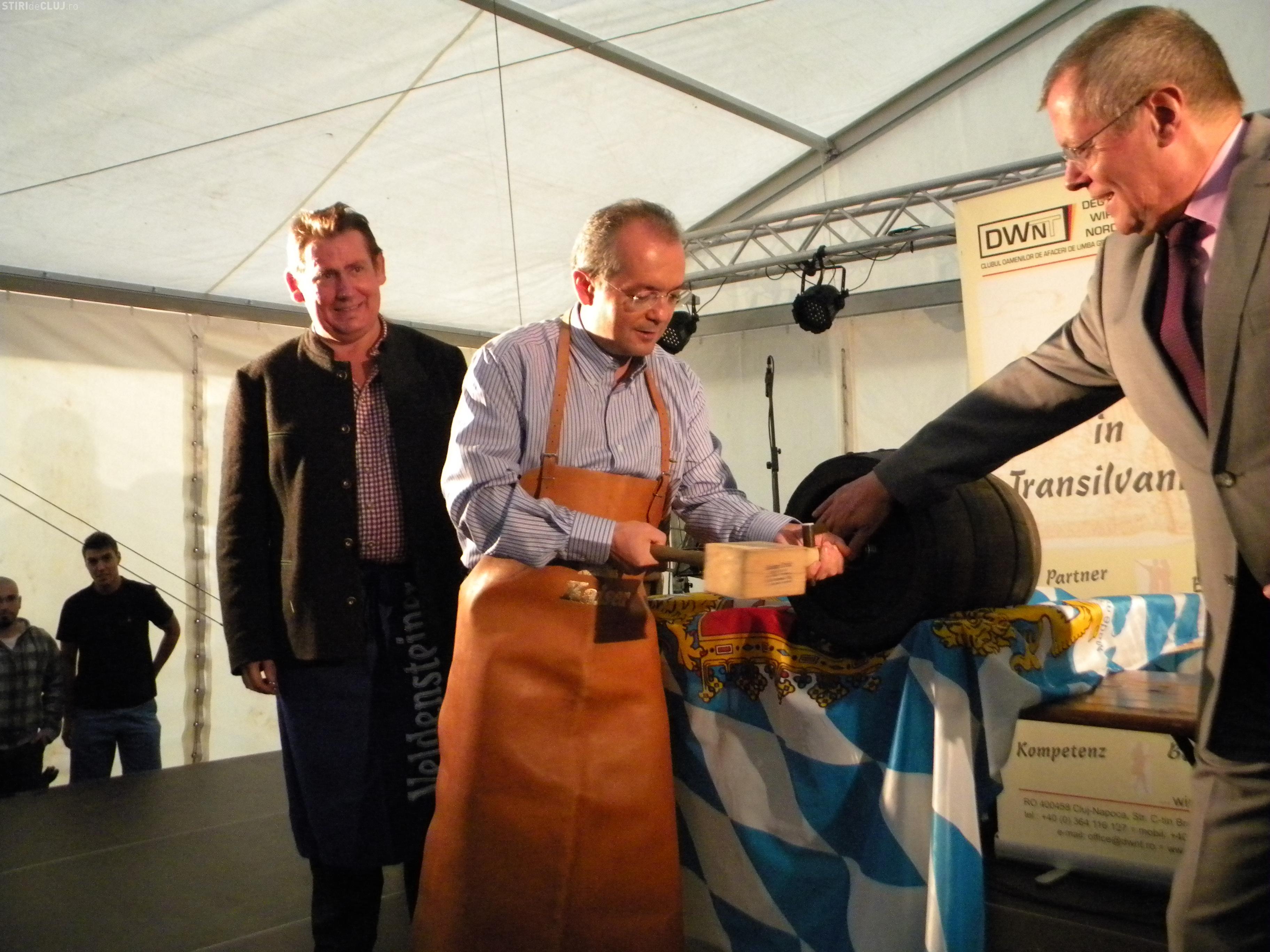 Emil Boc a dat cep unui butoi cu bere germană în Piața Unirii - IMAGINI ...