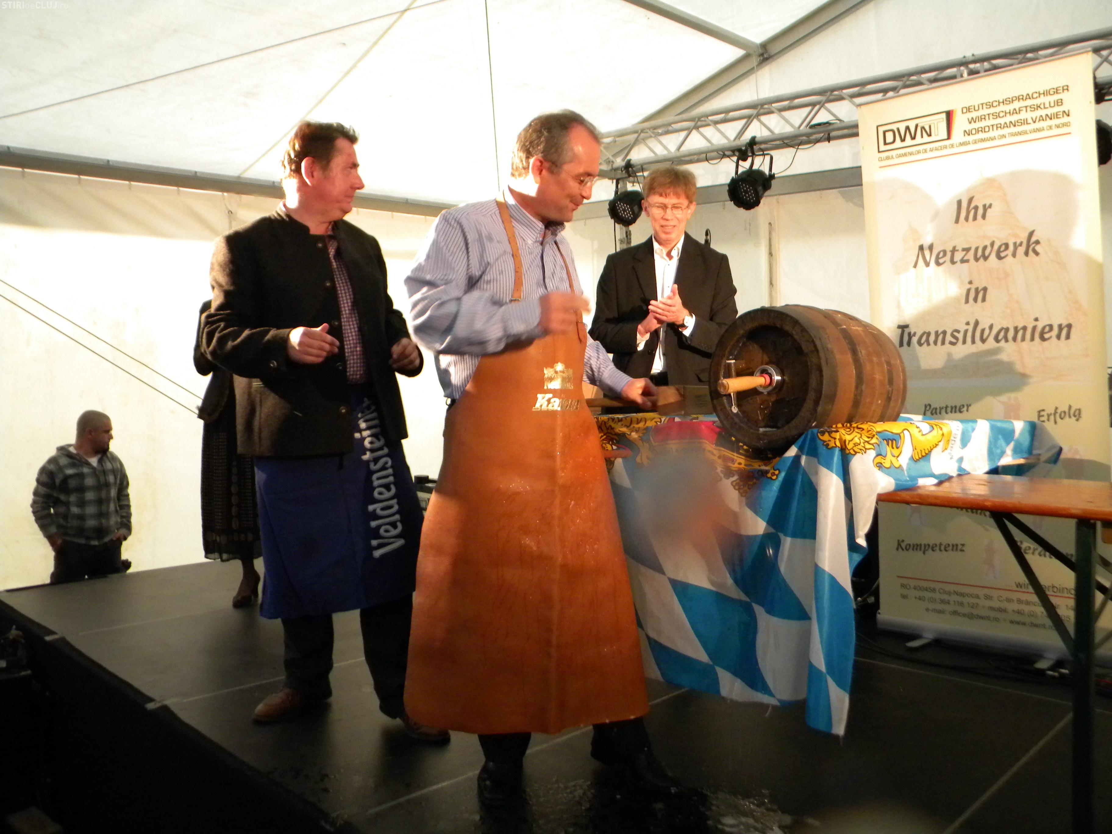 Emil Boc a dat cep unui butoi cu bere germană în Piața Unirii - IMAGINI ...