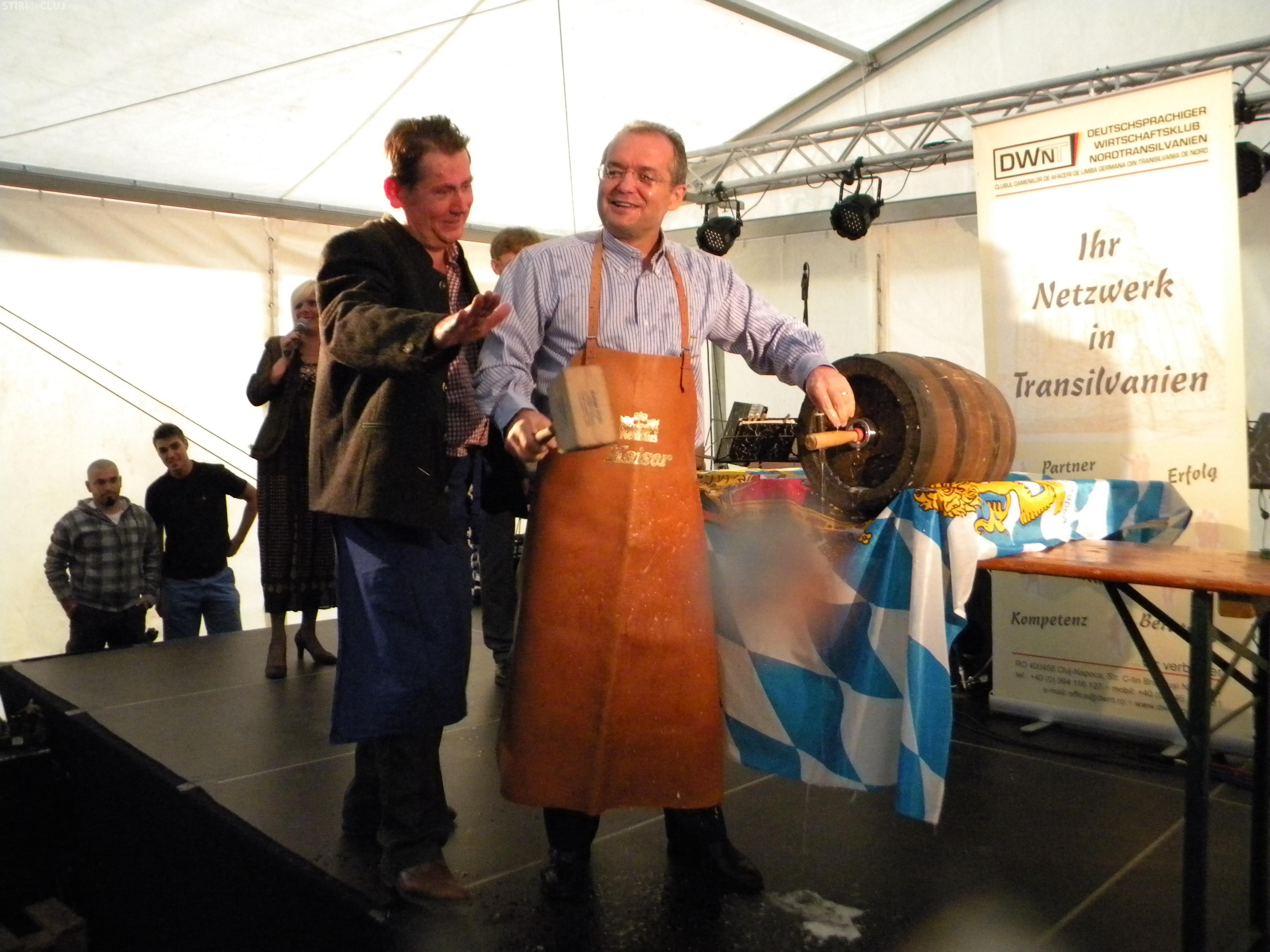 Emil Boc a dat cep unui butoi cu bere germană în Piața Unirii - IMAGINI ...