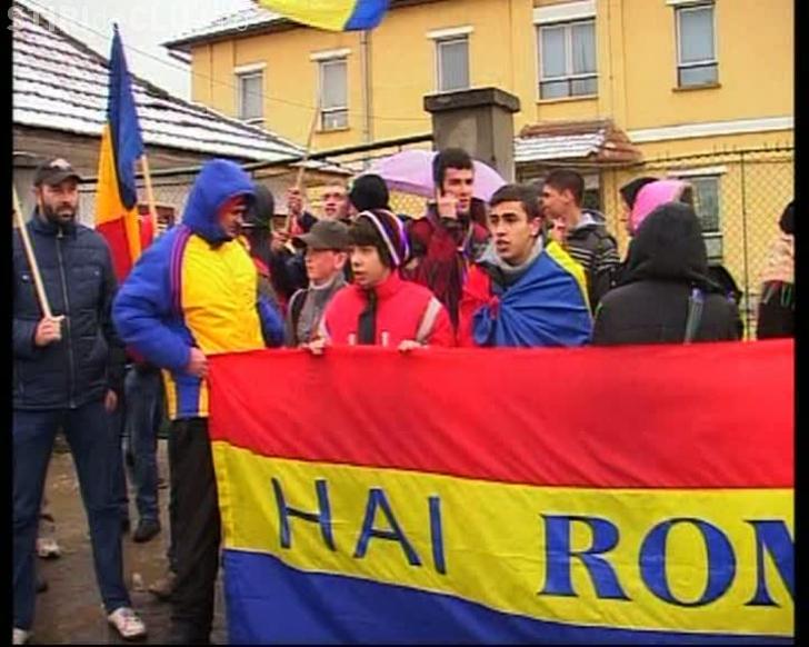 Zeci de români s-au adunat în costume naţionale şi cu steaguri ... Zeci de români s-au adunat în costume naţionale şi cu steaguri ...