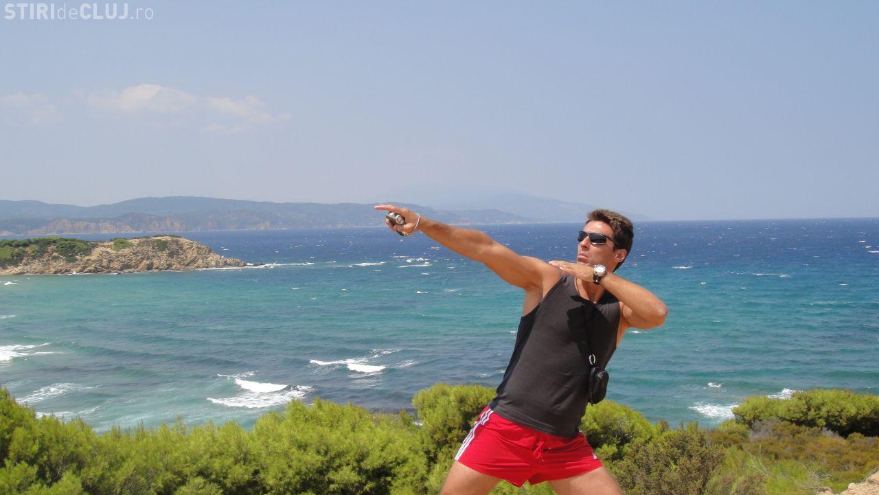 Mircea Badea si Carmen Bruma, in ipostaze romantice pe o plaja pustie ...