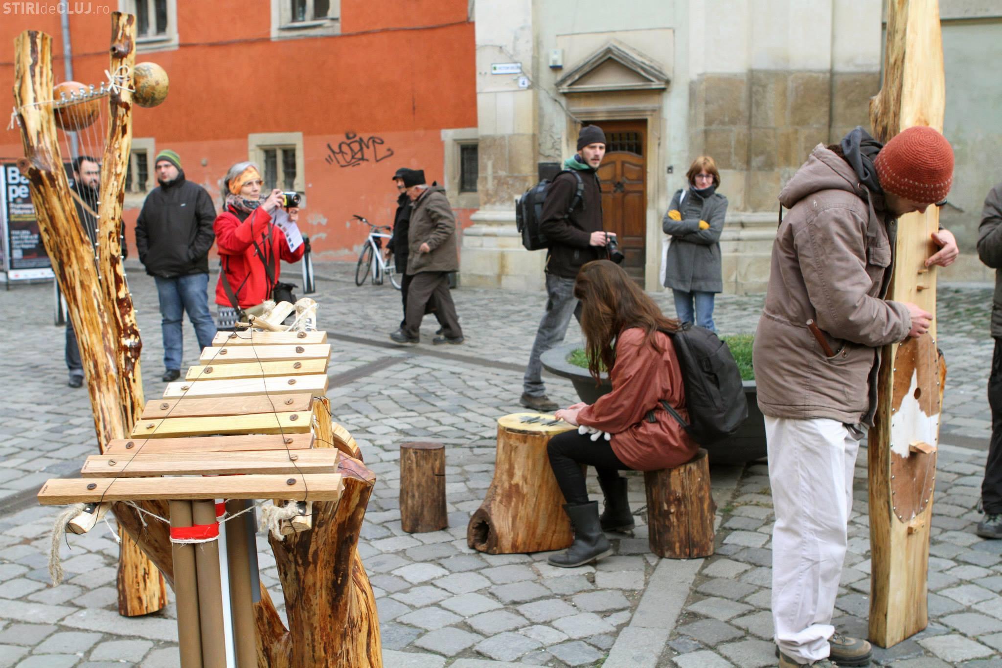Clujenii pot cânta la instrumente în Piața Muzeului. Emil Boc a cântat ...