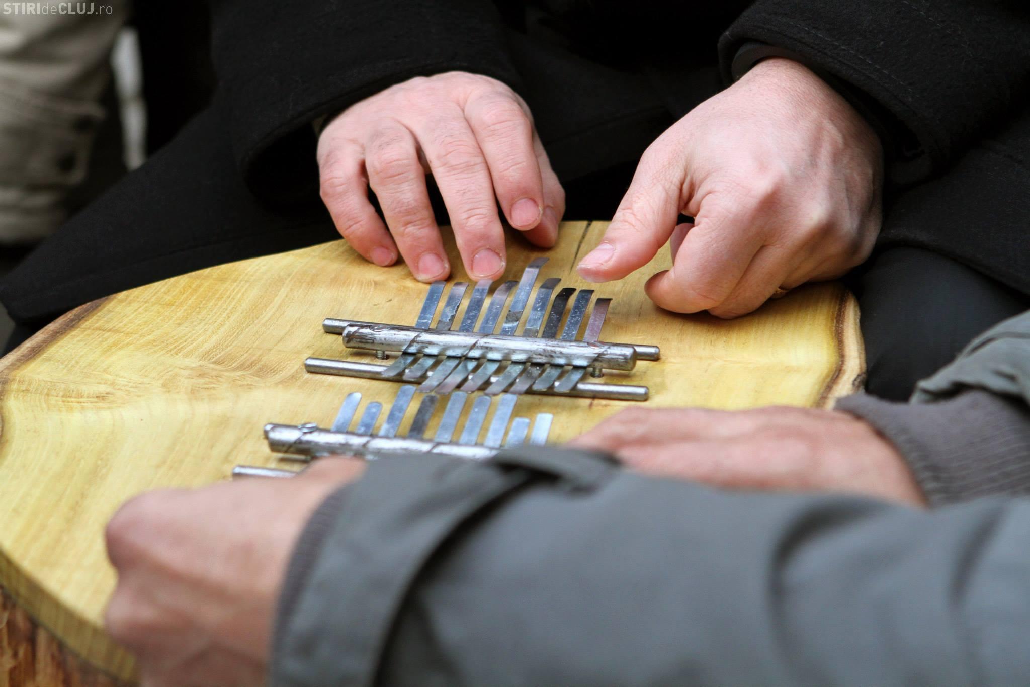 Clujenii pot cânta la instrumente în Piața Muzeului. Emil Boc a cântat ...