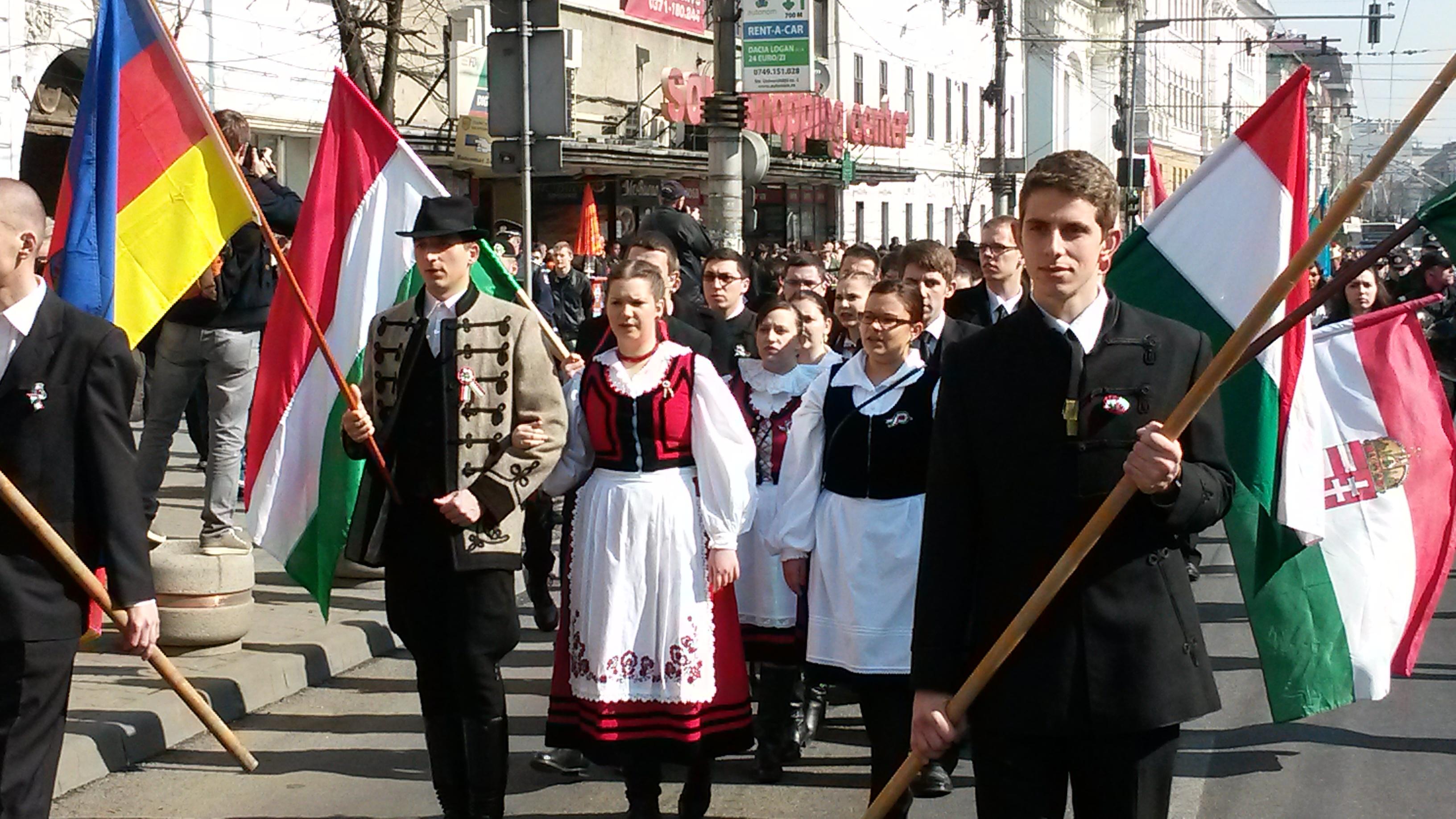 Marș de Ziua Maghiarilor de Pretutindeni la Cluj. Au venit persoane cu ... Marș de Ziua Maghiarilor de Pretutindeni la Cluj. Au venit persoane cu ...