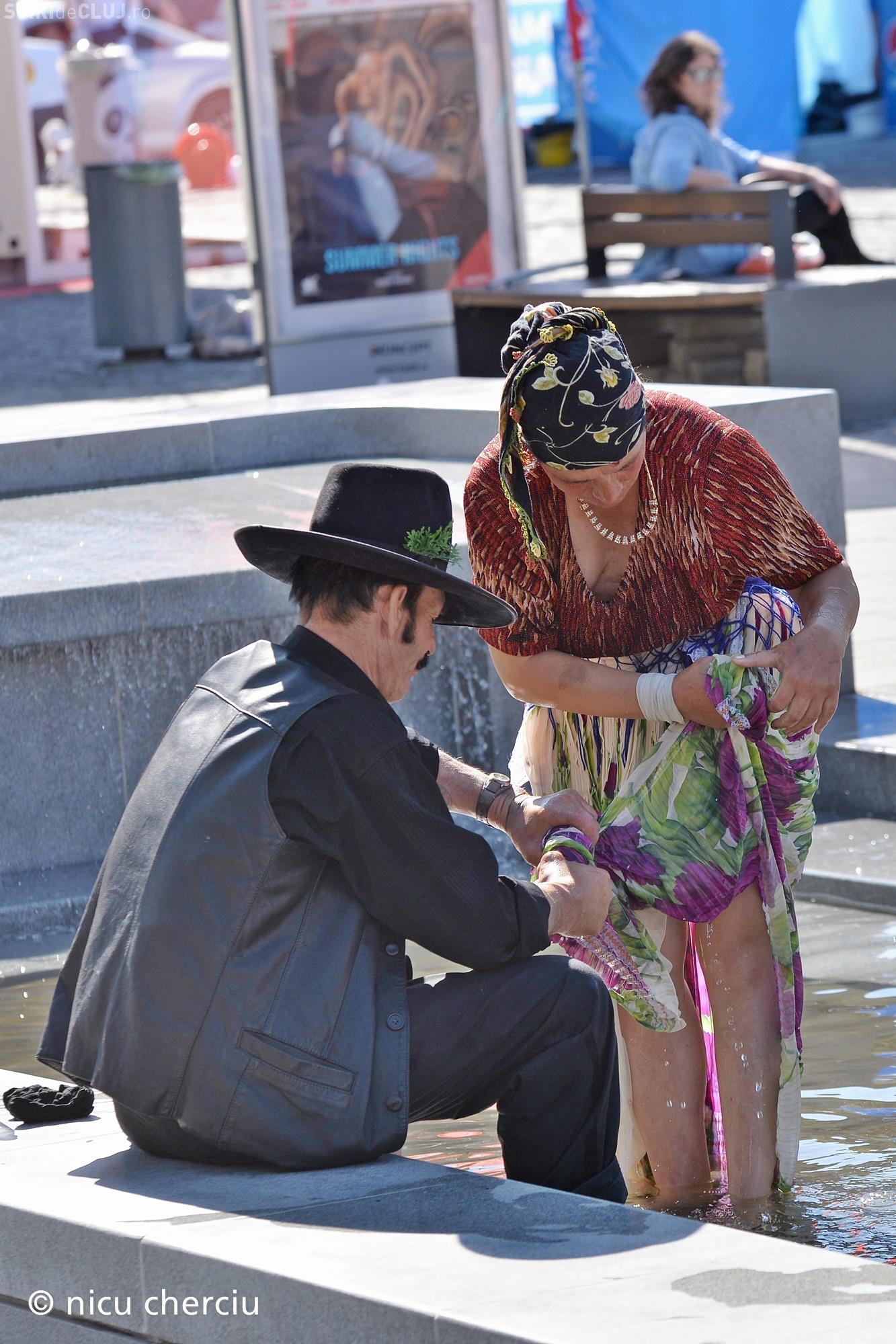 Gaborii la SPA în Piața Unirii! Piranda și-a spălat și ROCHIA. Credeți ...