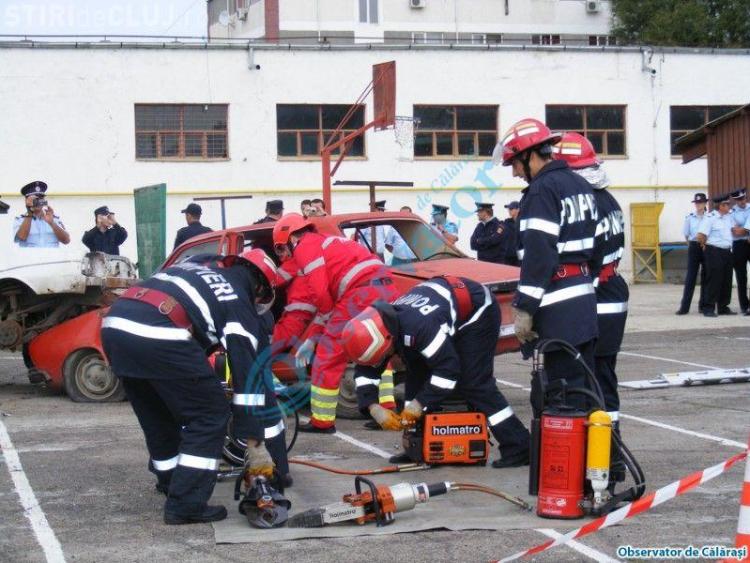 Demonstratie de descarcerare facuta de pompierii militari din Cluj, la ...
