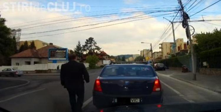 A văzut cum arunca mucul de țigară pe geam, a tras frâna de mână și s-a ...