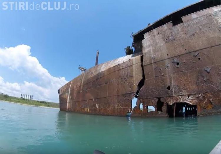 Epava de la Costinești s-a rupt în două! Un turist a filmat în ...