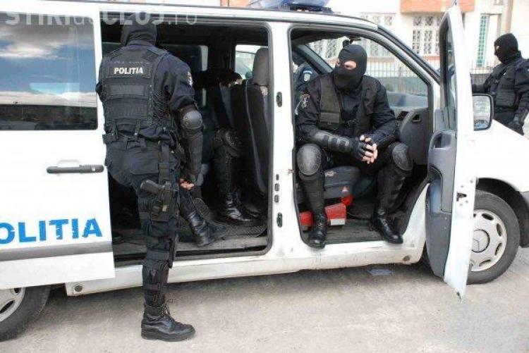 Au gresit adresa! Mascatii de la politie, care-l cautau pe fiul lui ... Au gresit adresa! Mascatii de la politie, care-l cautau pe fiul lui ...