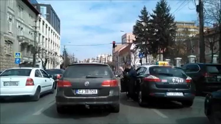 Un taximetrist i-a bătut obrazul unui șofer clujean care era să ... Un taximetrist i-a bătut obrazul unui șofer clujean care era să ...