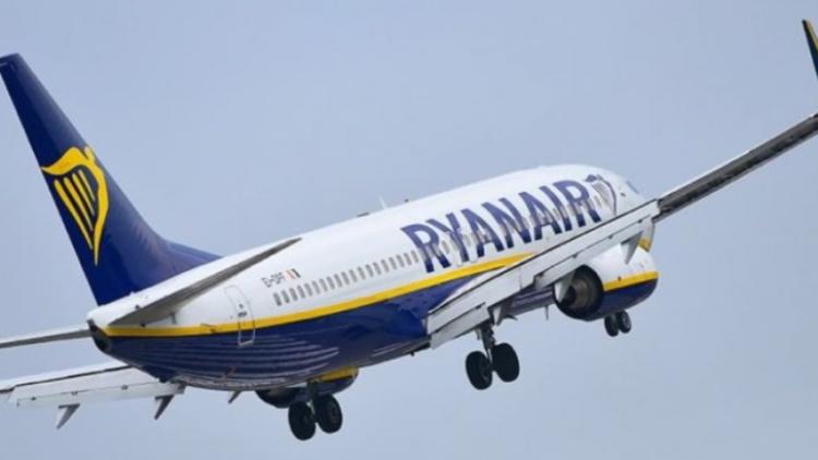 Momente de groază pentru pasagerii unei curse Ryanair. Avionul s-a ...