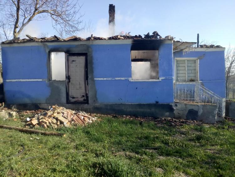 CLUJ: Casă distrusă complet de un incendiu. Totul a pornit de la o ... CLUJ: Casă distrusă complet de un incendiu. Totul a pornit de la o ...