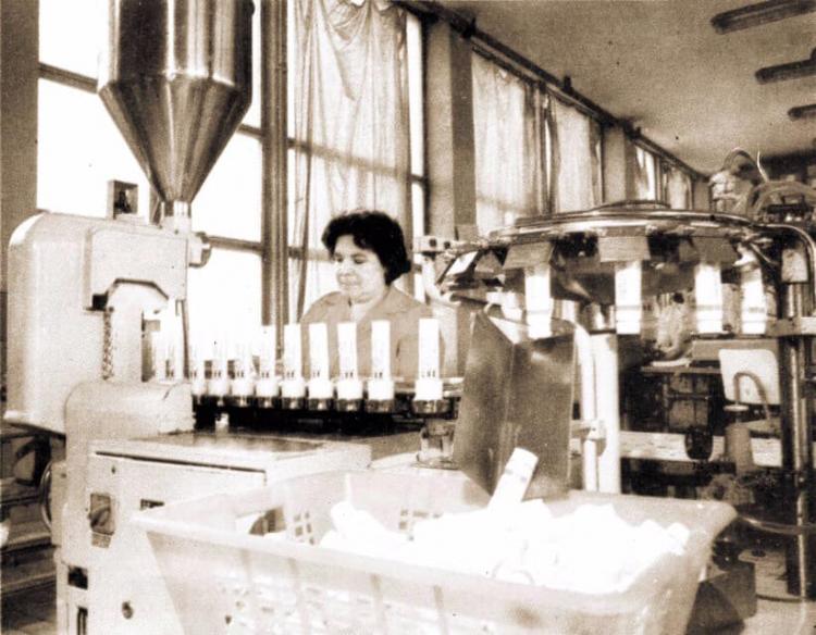 Imagini rare din fabrica Farmec. Iluminatul se făcea din exterior ...