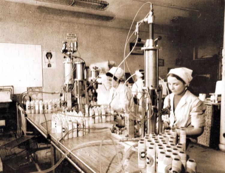 Imagini rare din fabrica Farmec. Iluminatul se făcea din exterior ...