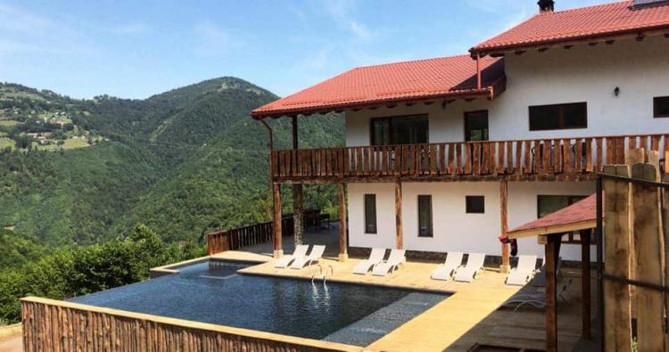 Cabana din Cluj, cu view de un milion de euro! Cabana Barlogul e fix ce ...