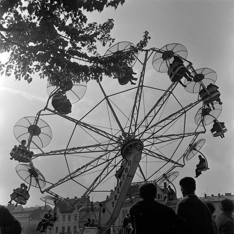 Carturi și roată carusel în Piața Mihai Viteazu. Imagini din 1960 ...
