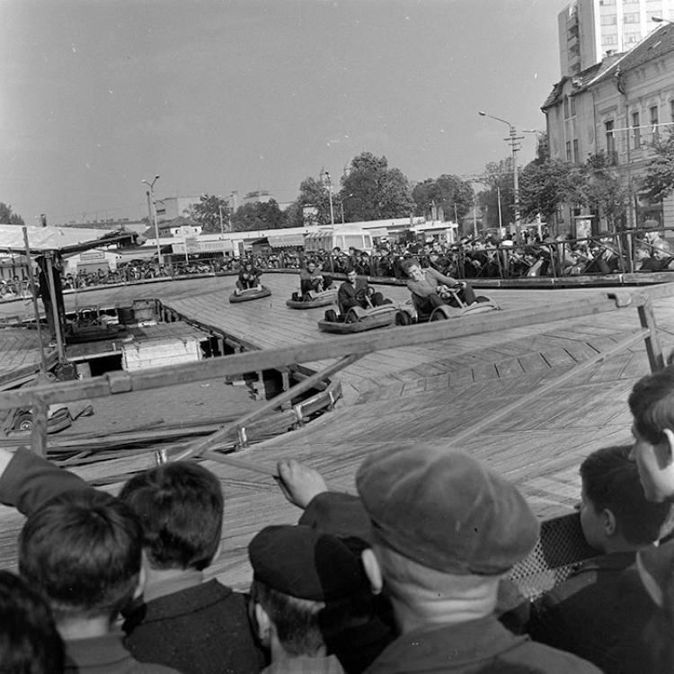 Carturi și roată carusel în Piața Mihai Viteazu. Imagini din 1960 ...