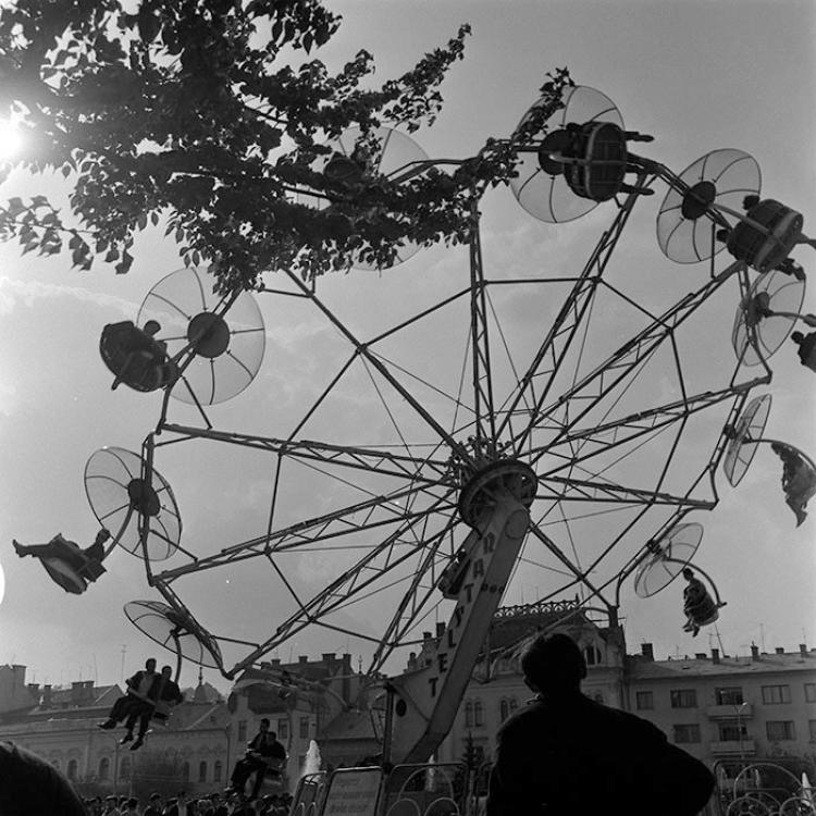 Carturi și roată carusel în Piața Mihai Viteazu. Imagini din 1960 ...
