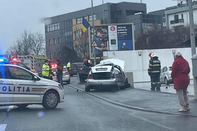 Accident la Iclod, cu mai mulți răniți! Două mașini sunt înfipte în ... Accident la Iclod, cu mai mulți răniți! Două mașini sunt înfipte în ...