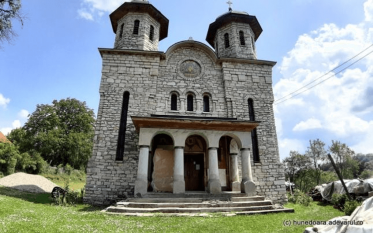 Satul din Ardeal, cu un drum unic în lume, revine la viaţă. Este o ...