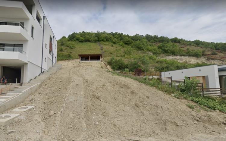 Un clujean a defrișat dealul de pe strada Uliului, ca să aibă ...