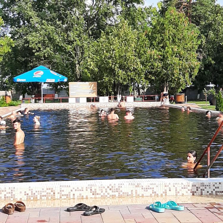 Ștrandul cu ape termale din Ardeal, unde prețurile au rămas pe loc. Apa ...