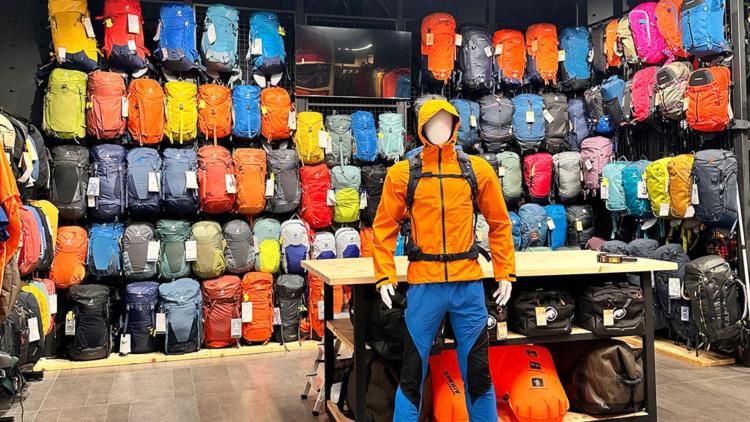 Un brand celebru de haine sport și de „munte” își deschide primul ...
