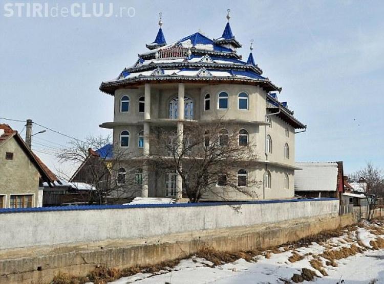 Palatele tiganilor din Huedin, construite din bani furati de la ...