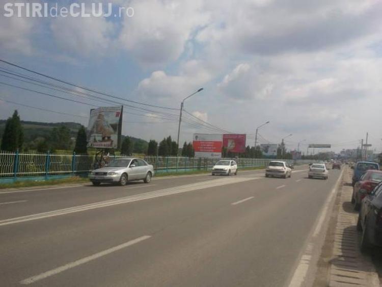 Panou in maghiara, pe care scrie "Bine ati venit", amplasat la intrare ...