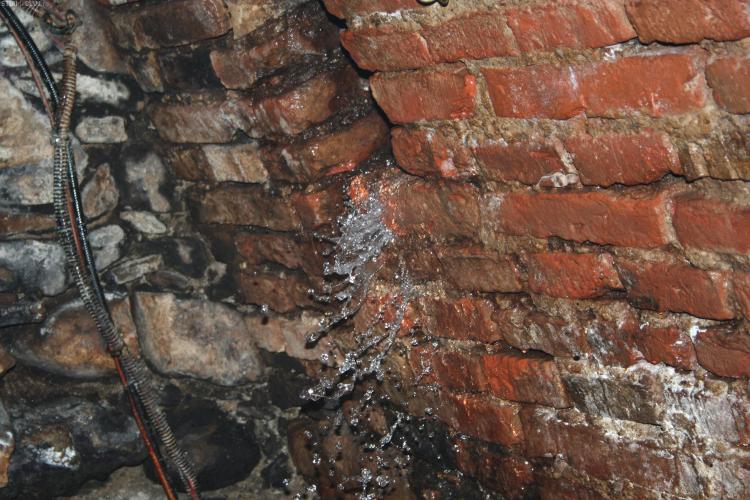 Clubul Janis din Cluj-Napoca a fost inundat. Apa a intrat prin gurile ...