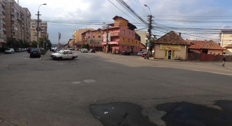 Sens giratoriu experimental lângă blocul Spray, pe strada București ...